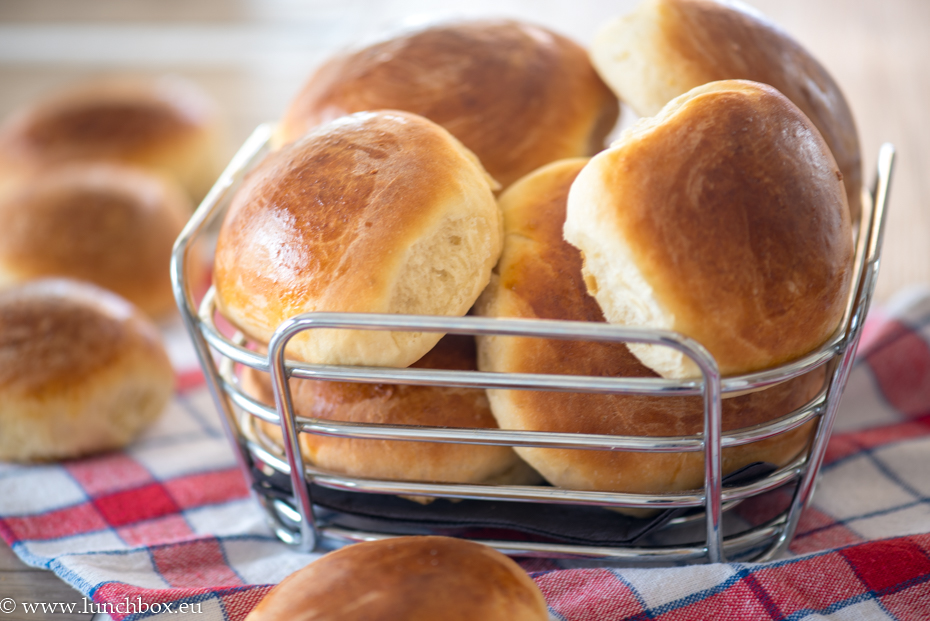Quick and easy bread for burgers | Lunchbox