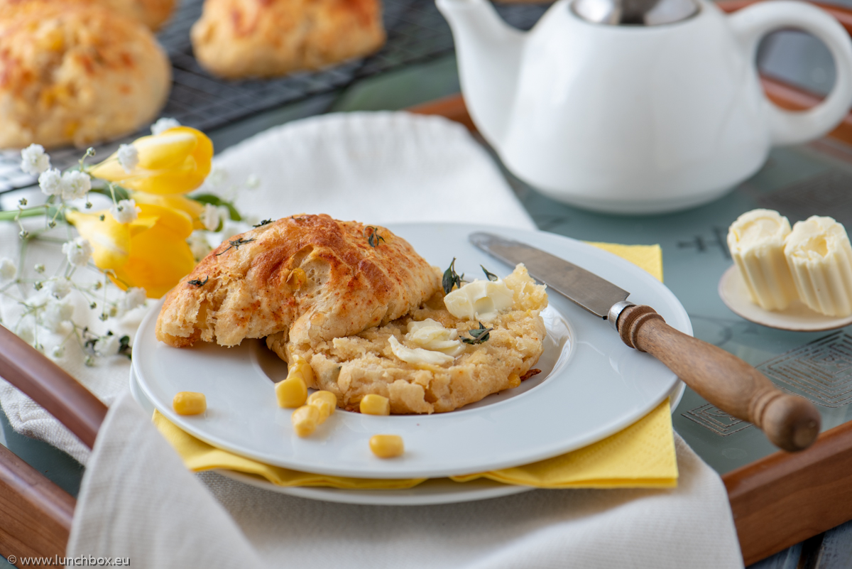 Savory buns with cheese and corn | Lunchbox