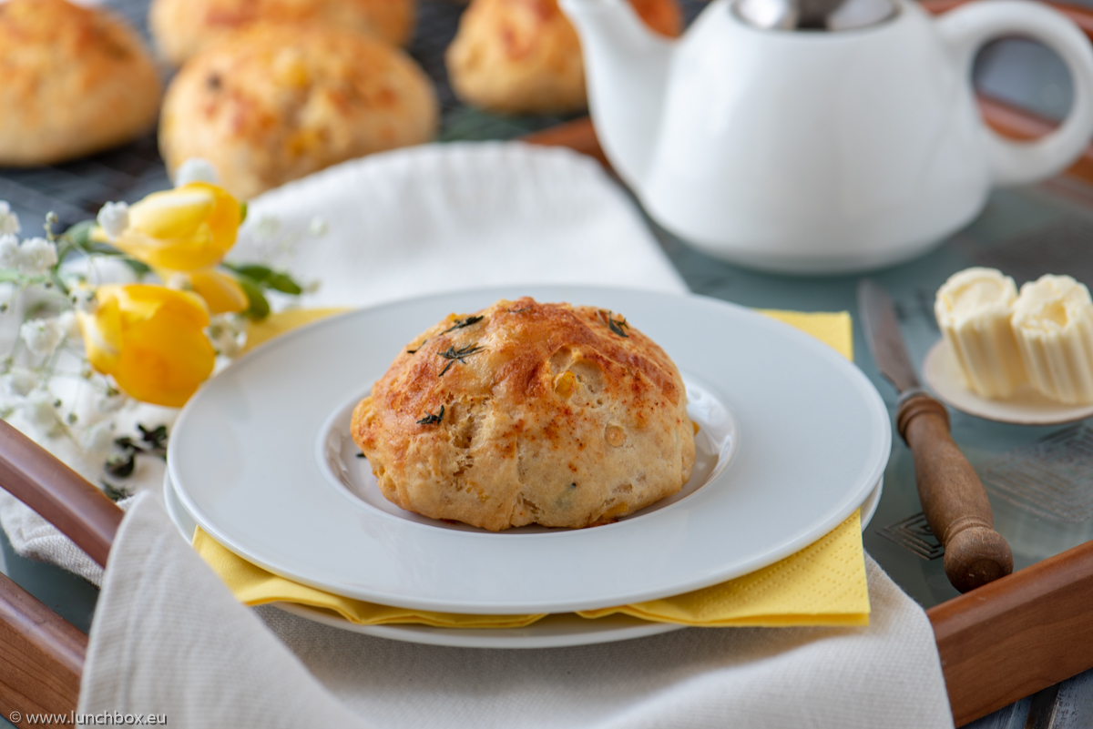 Savory buns with cheese and corn | Lunchbox